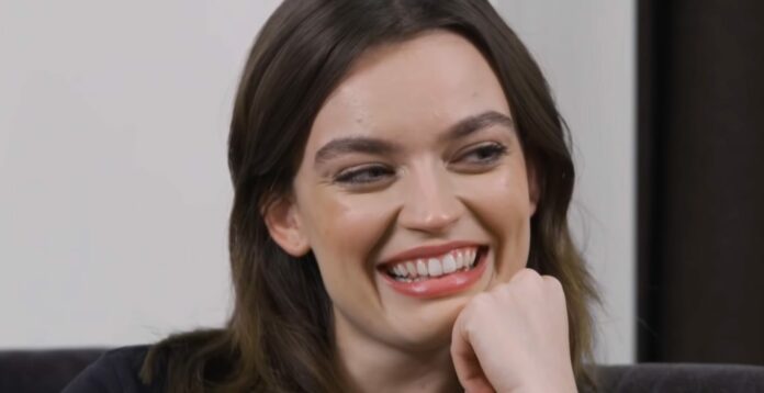 Chi è Emma Mackey, Maeve in Sex Education: età e film