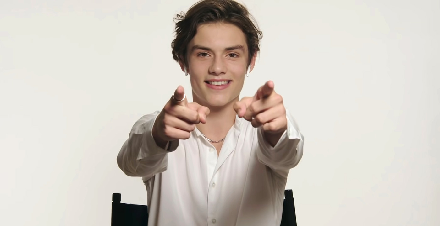 Con chi è fidanzato Louis Partridge?