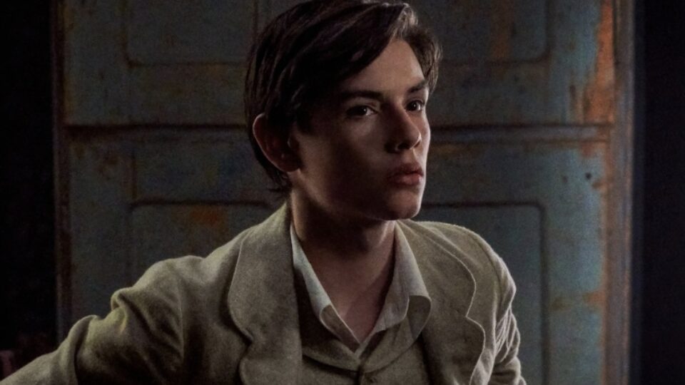 Perché Louis Partridge è un perfetto Jay Davery