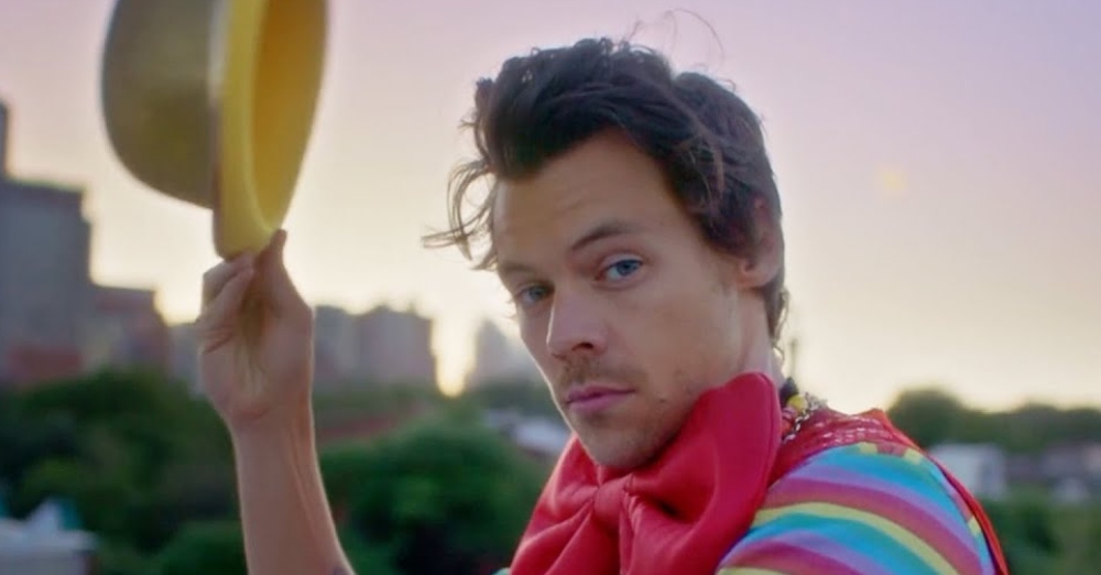 Harry Styles si è ufficialmente rasato a zero i capelli Harry Styles si è ufficialmente rasato a zero i capelli